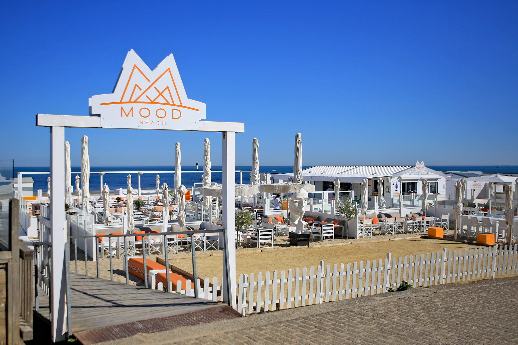 Strand Mood Beach te Knokke | Beachbar met terras en kinderspeeltuin
